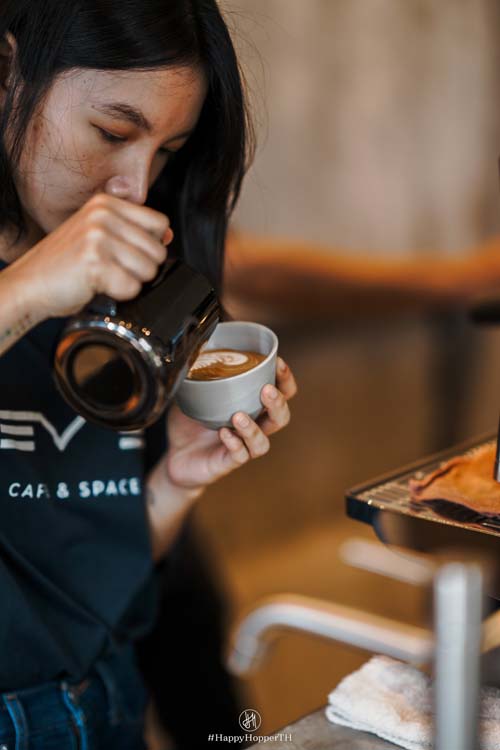 ชวนนั่งชิล DEV 5.1 Café & Space คาเฟ่เท่ ๆ ย่านนวลจันทร์ กรุงเทพฯ