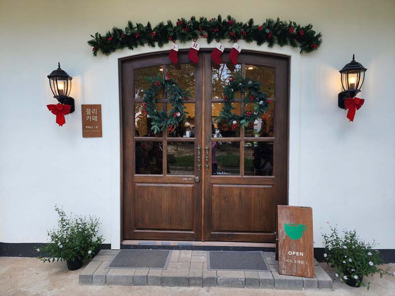 Phli Cafe (ผลิ) คาเฟ่เชียงใหม่ ตกแต่งธีมคริสต์มาสน่ารัก ๆ