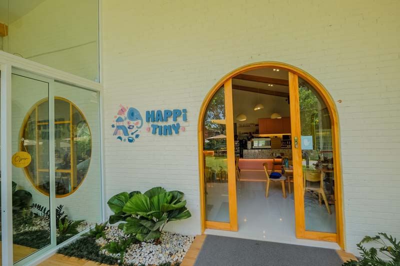 Happitiny Cafe & Restaurant (แฮปปิทีนี่ คาเฟ่ แอนด์ เรสเตอรอง) คาเฟ่นครปฐม มีช้างให้นั่ง