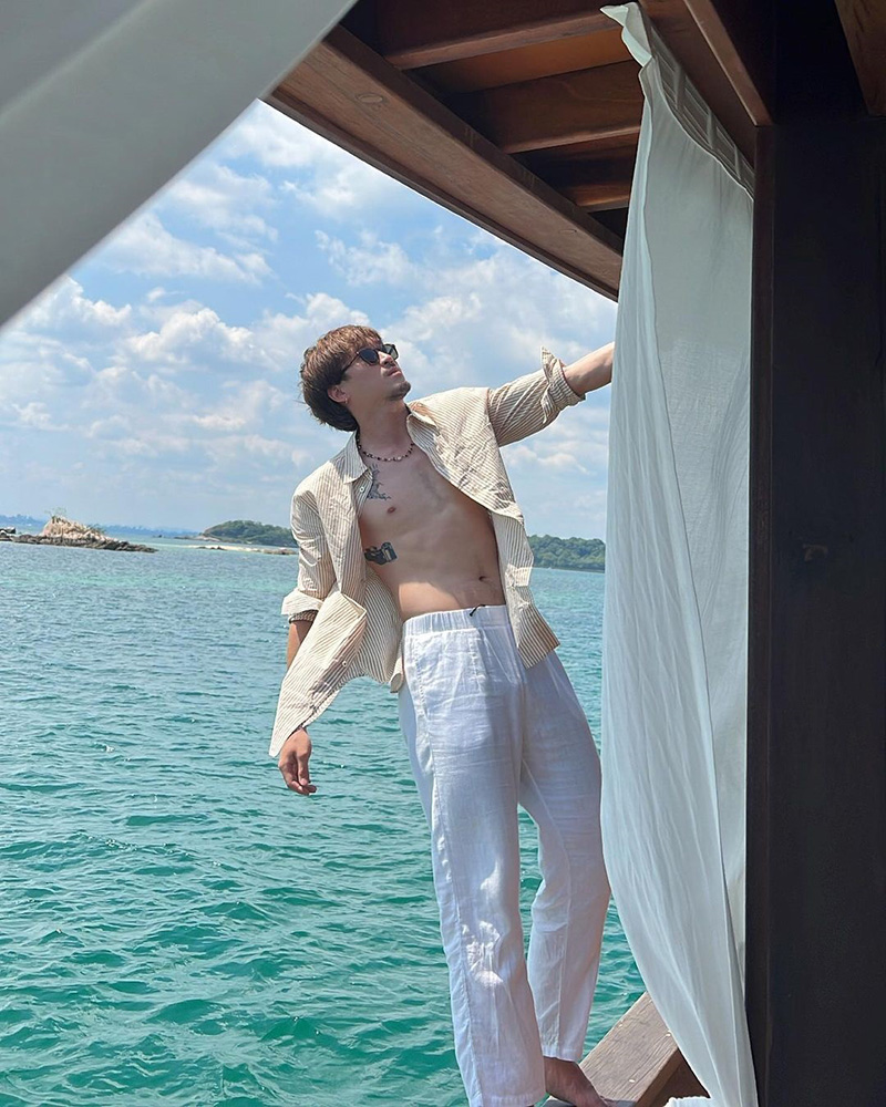 เฟย ภัทร เที่ยวทะเล ยังไงให้แซ่บ ปลดกระดุมหมดโชว์ซิกแพกแน่นเปรี๊ยะ