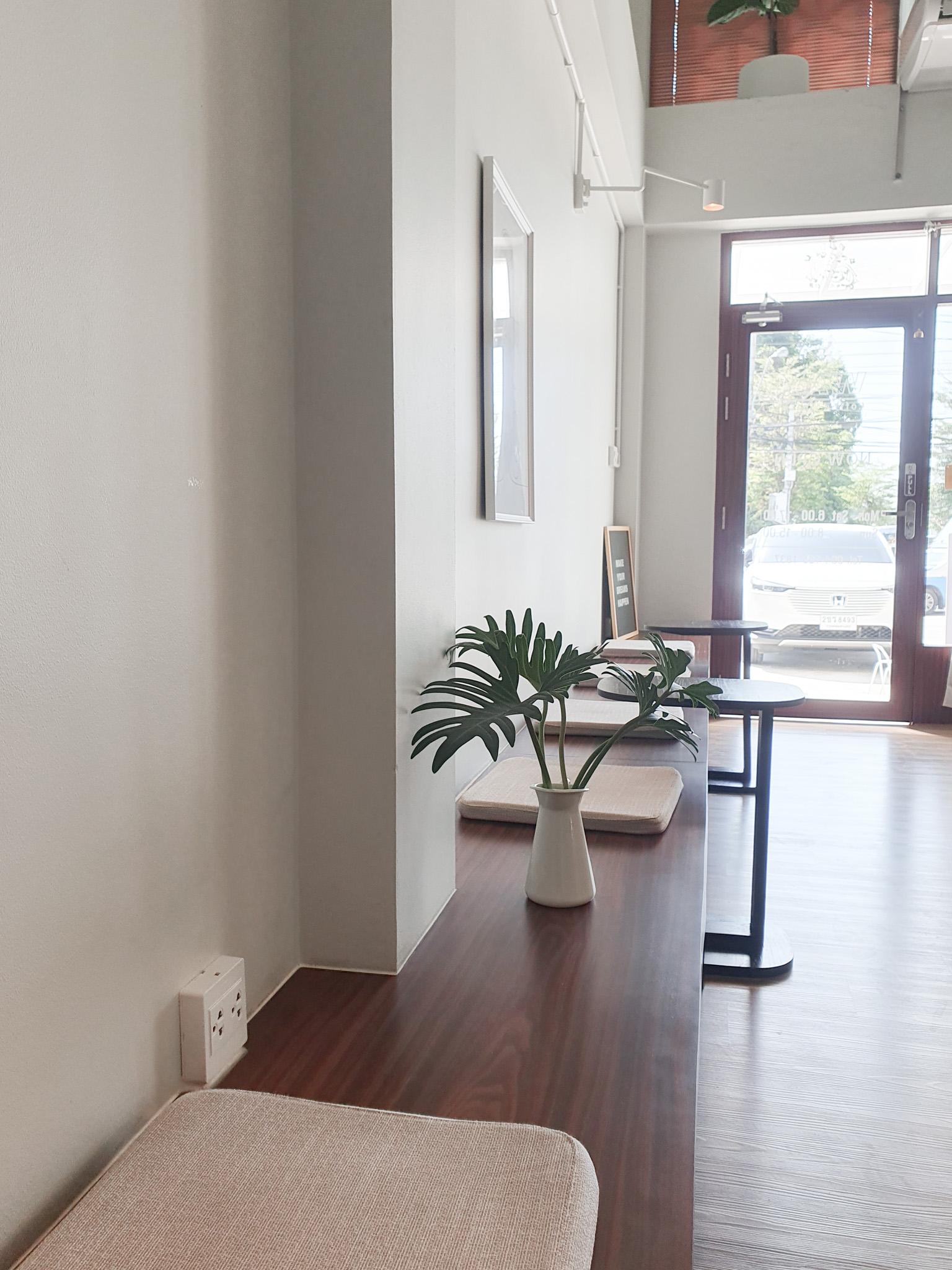 Way coffee space ร้านกาแฟบางบ่อ สไตล์มินิมอล