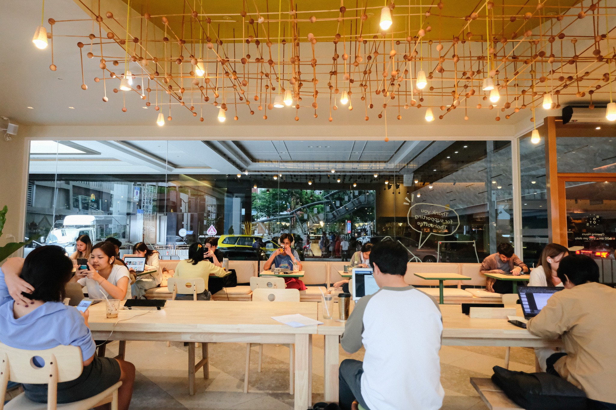 Roots at Ratchathewi คาเฟ่ติด BTS ราชเทวี