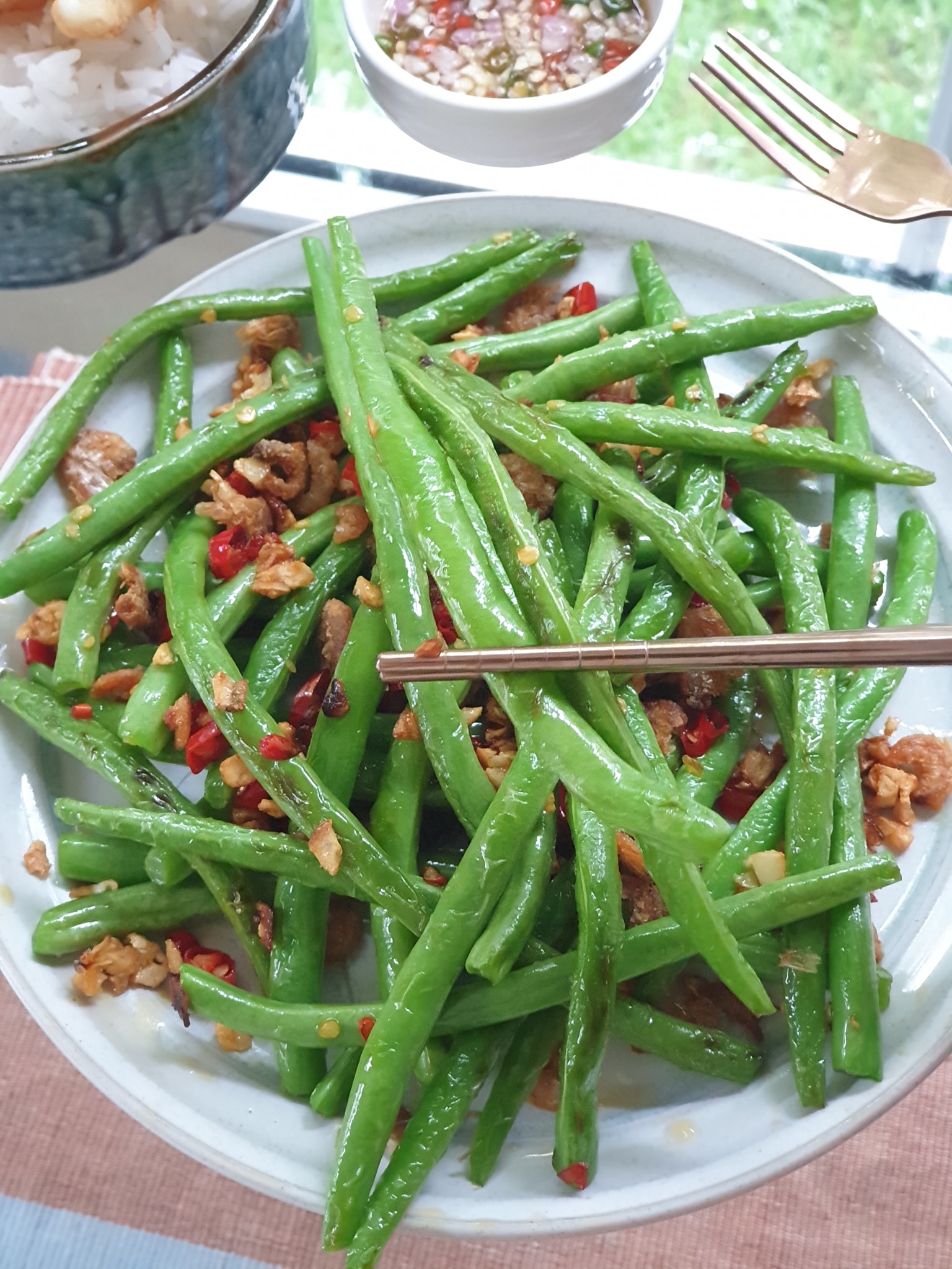 ถั่วแขกผัดพริกเกลือ ใส่กุ้งแห้งทอดกรอบ รสเผ็ดเคี้ยวกรอบอร่อยเพลิน