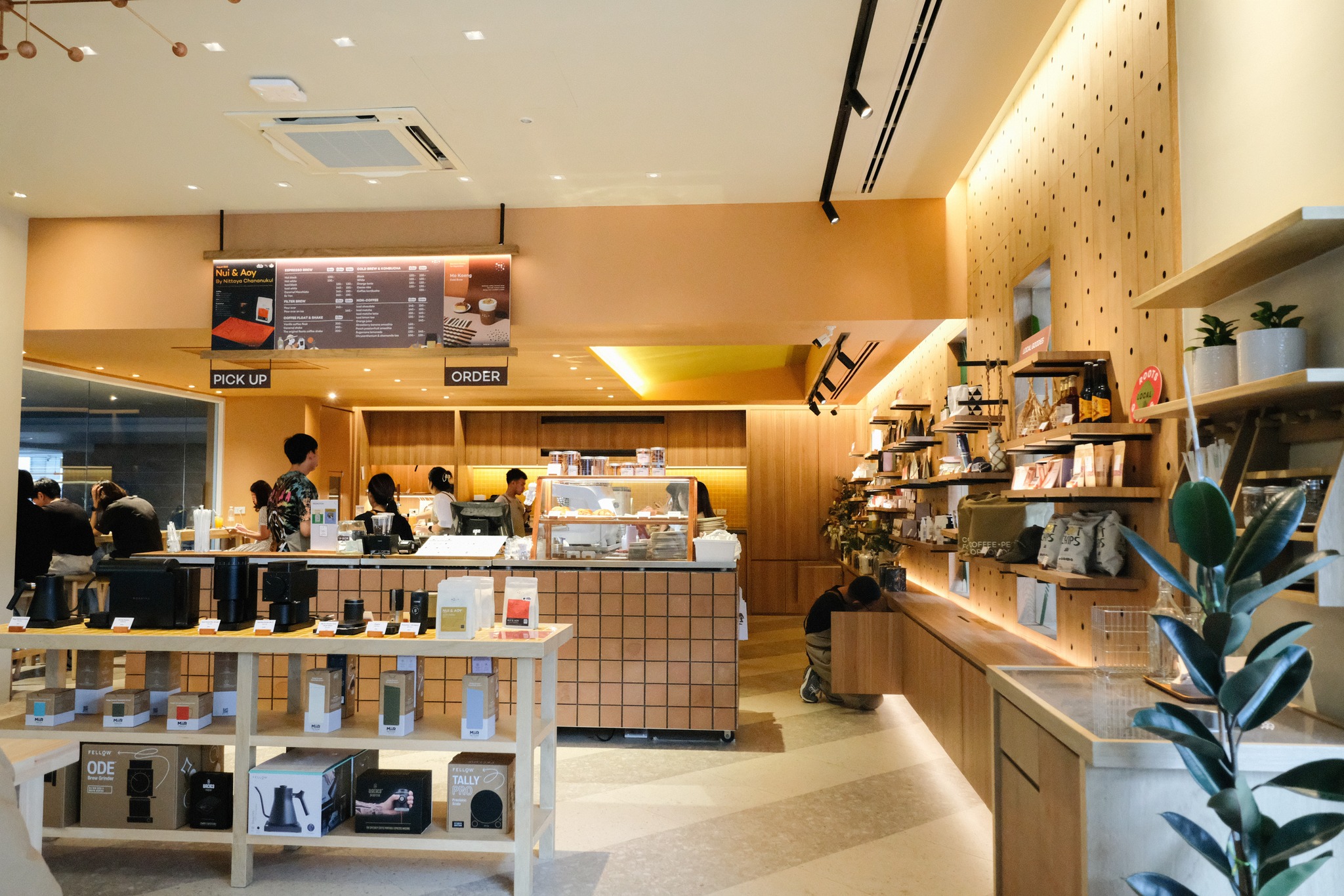 Roots at Ratchathewi คาเฟ่ติด BTS ราชเทวี