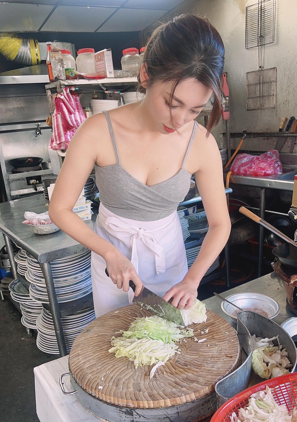 เปิดวาร์ป หลินถง นางฟ้าแม่ครัว สวยสะกดทุกสายตา จนเป็นไวรัลดัง