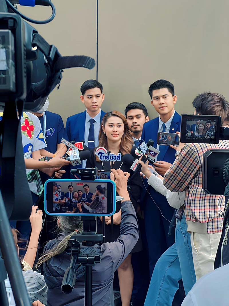 แซะไม่เลิก เพจดังแฉพี่ชายหนุ่ม กะลา โพสต์ชูนิ้วกลาง - ศาลรับฟ้องเมียน้อย 10 ล้าน