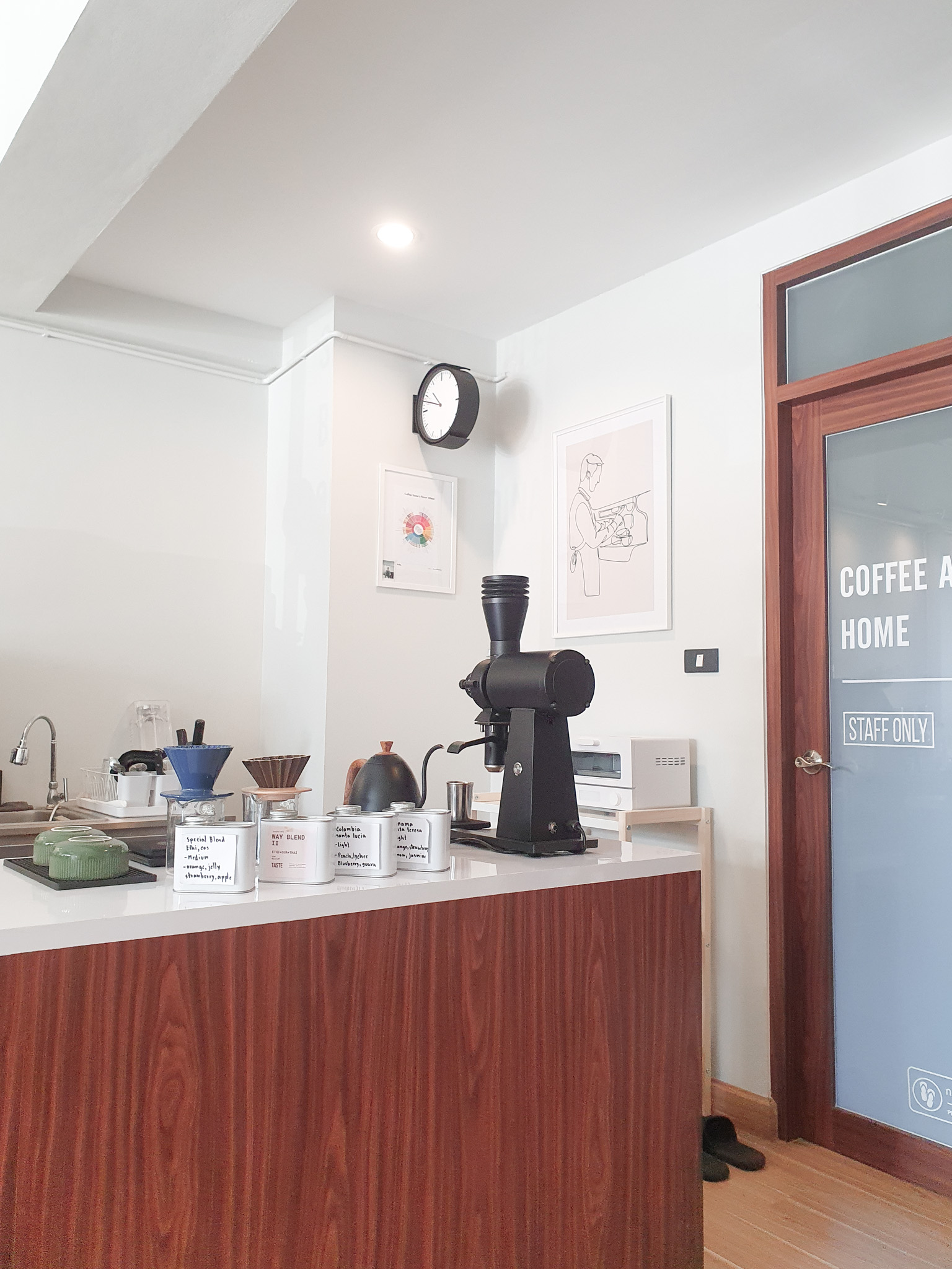 Way coffee space ร้านกาแฟบางบ่อ สไตล์มินิมอล