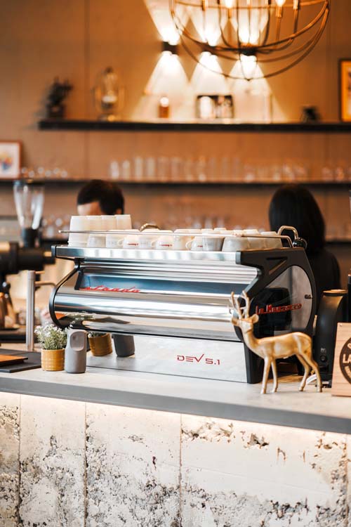 ชวนนั่งชิล DEV 5.1 Café & Space คาเฟ่เท่ ๆ ย่านนวลจันทร์ กรุงเทพฯ