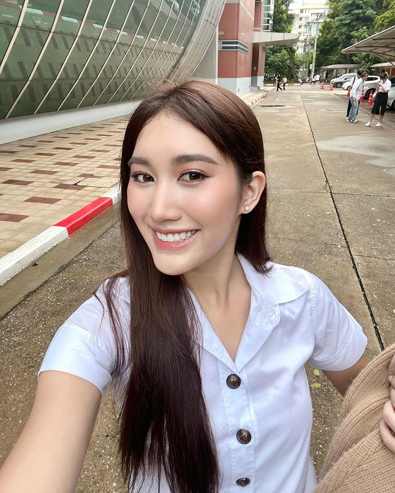 เบส รักษ์วนีย์ สวยเก่งของจริง ใส่ชุดนักศึกษาสมัครเรียน ป.โท พักก่อนเรื่องความรัก