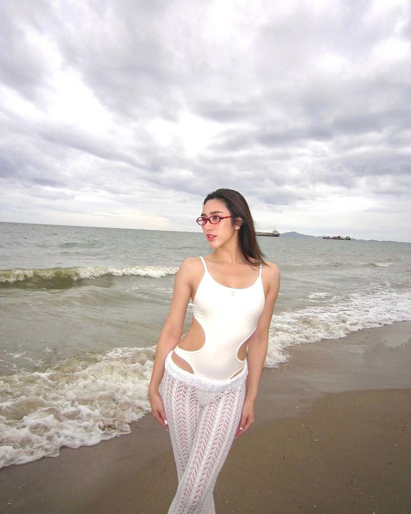 พลอย รัญดภา สวมวันพีซเซ็กซี่ โพสท่าแชะภาพริมหาด อู้หูว