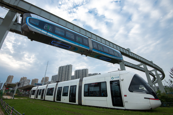 รถไฟรางแขวน ทดสอบวิ่งแล้วในอู่ฮั่น สุดยอดการออกแบบแห่งอนาคต