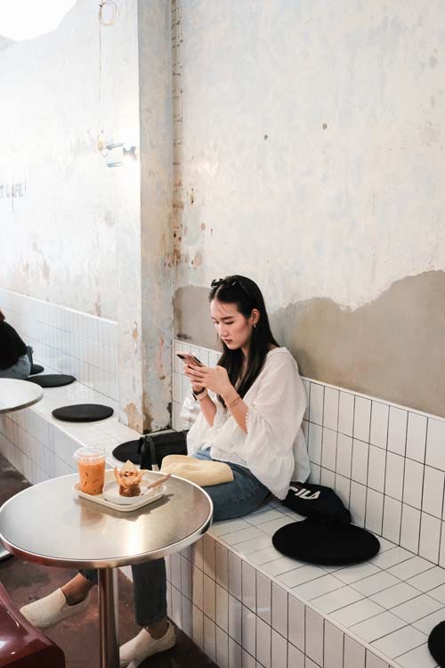 Millilit Cafe คาเฟ่เชียงใหม่ ย่านช้างม่อย สไตล์ Y2K สีสันสดใส