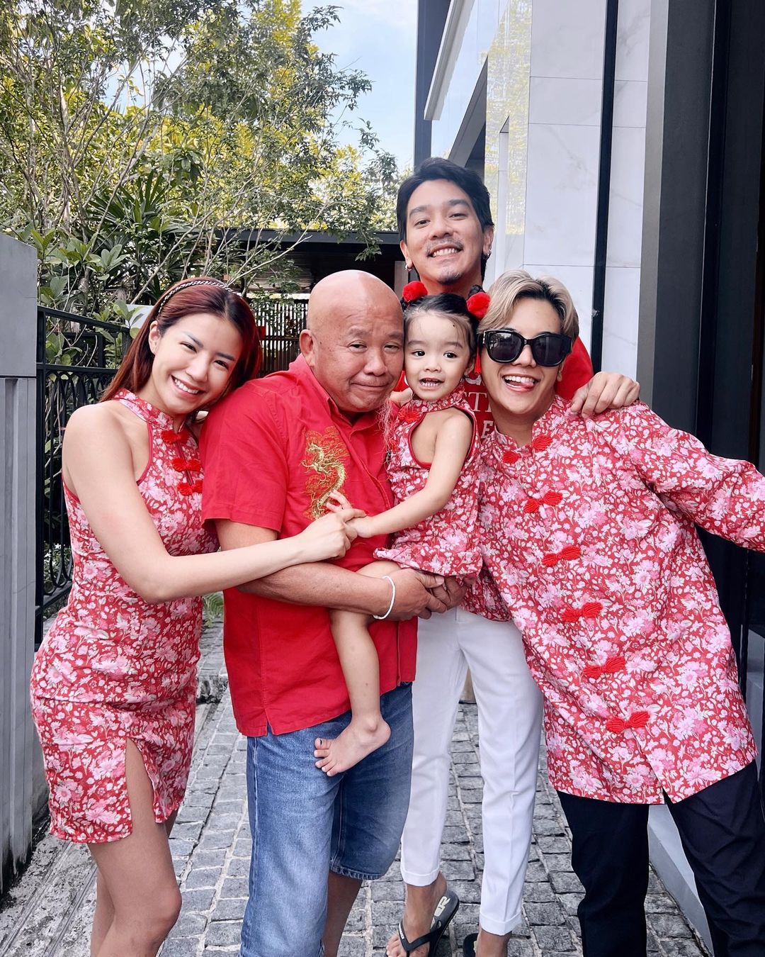 ลุกซ์ พา น้องเวทย์มน ใส่บาตร ครบ 2 เดือน สูญเสียแฟนหนุ่ม หลานต้องห่างพ่อแม่