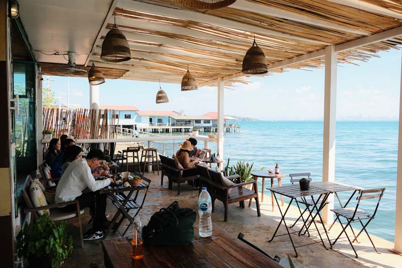 Fat Submarine Cafe คาเฟ่เกาะล้านติดทะเล สไตล์ทรอปิคอล