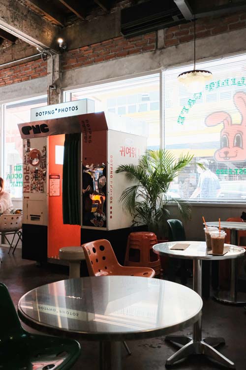 Millilit Cafe คาเฟ่เชียงใหม่ ย่านช้างม่อย สไตล์ Y2K สีสันสดใส