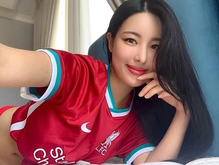 Jung Youna แฟนลิเวอร์พูลสุดแซ่บ อวดหุ่นสะท้านโซเชียล