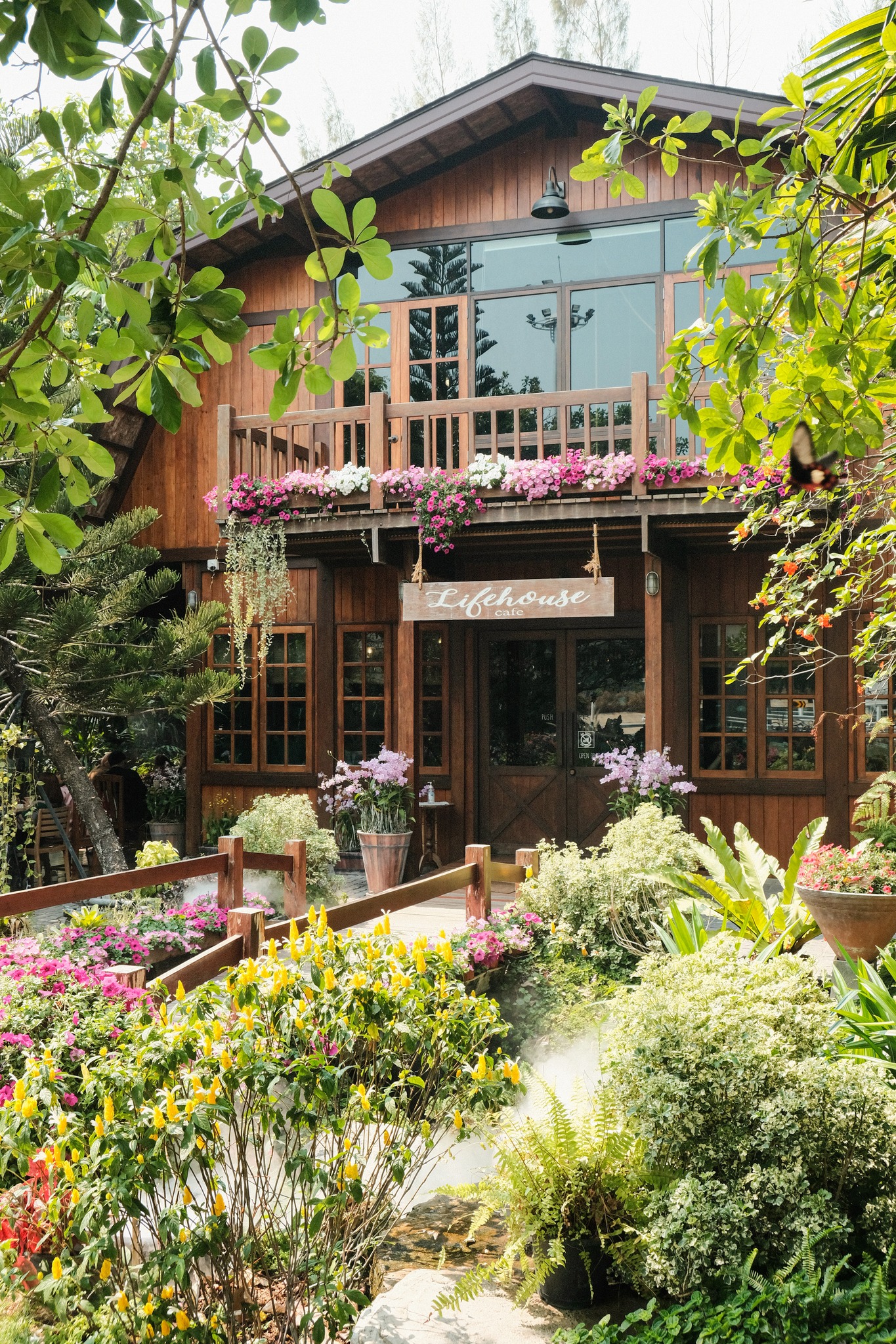 Lifehouse Cafe & Kitchen คาเฟ่ฉะเชิงเทรา บรรยากาศร่มรื่น