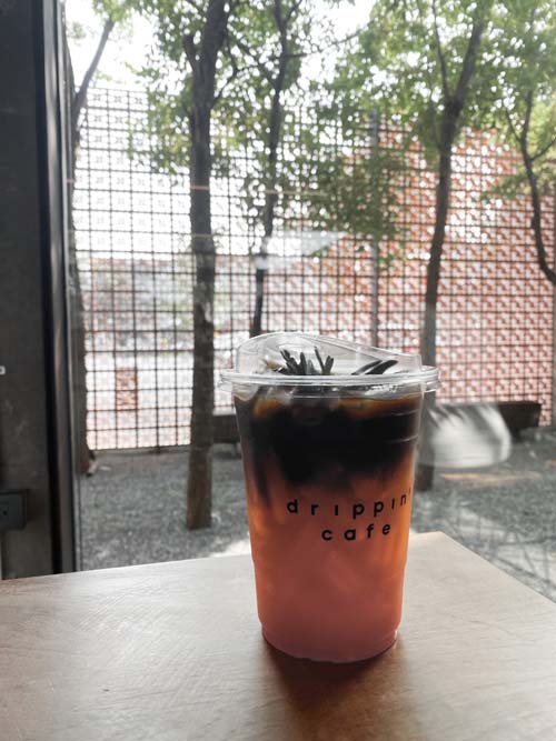 Drippin Coffee Roasters คาเฟ่ย่านนวลจันทร์ กาแฟดี มุมถ่ายรูปเยอะ