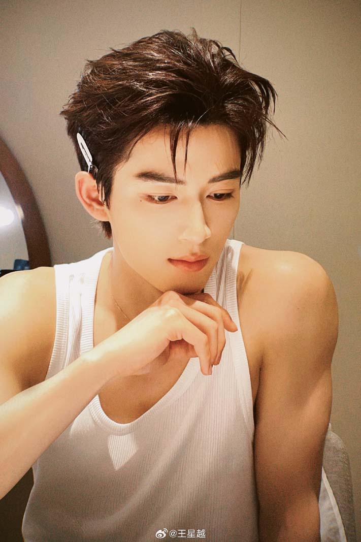 หวังซิงเยว่ ประวัติ Wang Xing Yue นักแสดงฝีมือปังที่น่าจับตามอง